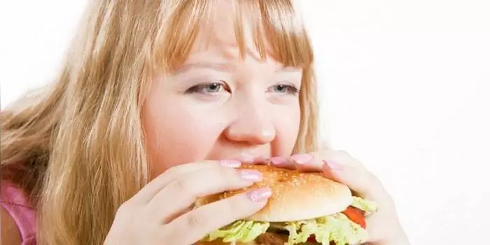 Nena comendo hamburguesa