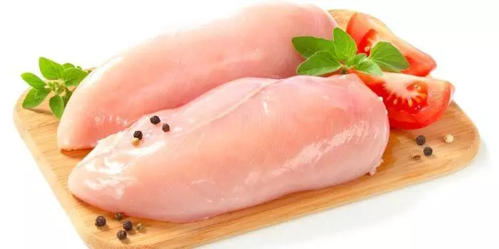Kycklingfilé på en skärbräda