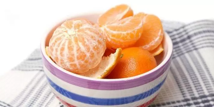 Tangerines, peeled and peeled on a plate