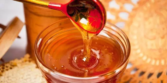 Med v talíři a lžíci