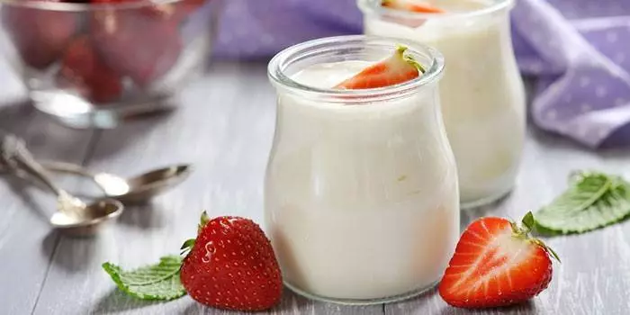 Yoghurt met aardbeien