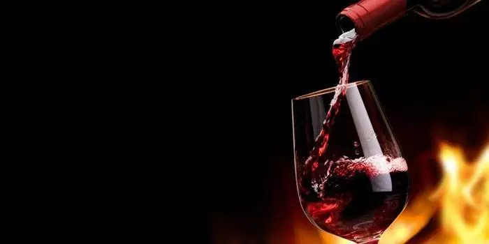 Црвено вино во чаша