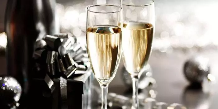 Šampanské v pohároch