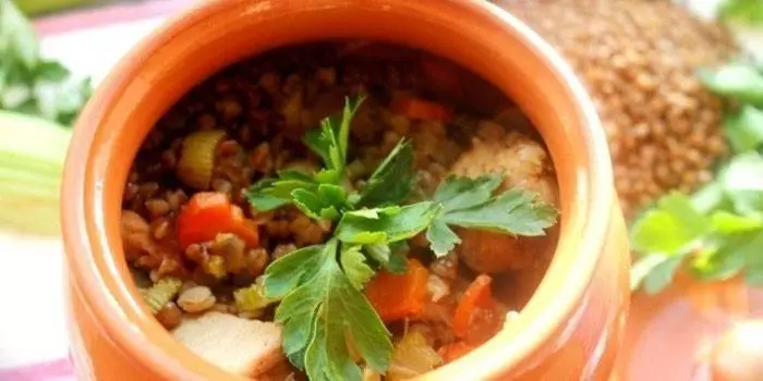 Trigo sarraceno con verduras en una olla