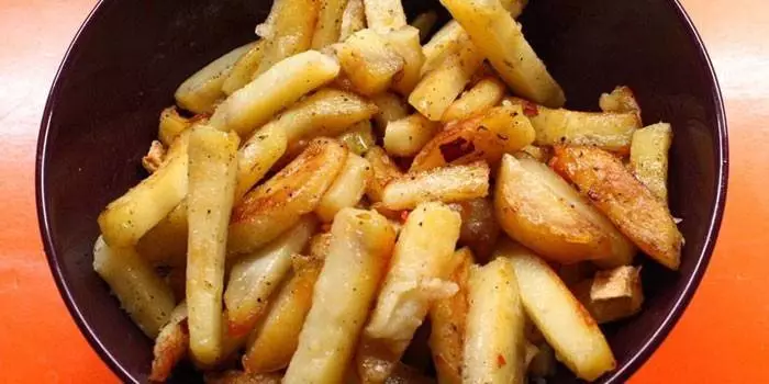 Пржени компири со кромид во чинија