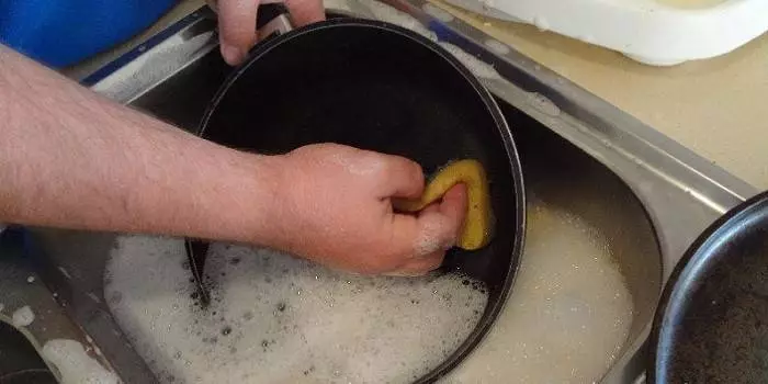 Washing the frying pan