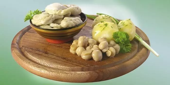 Färdiga dumplings med potatis och svamp