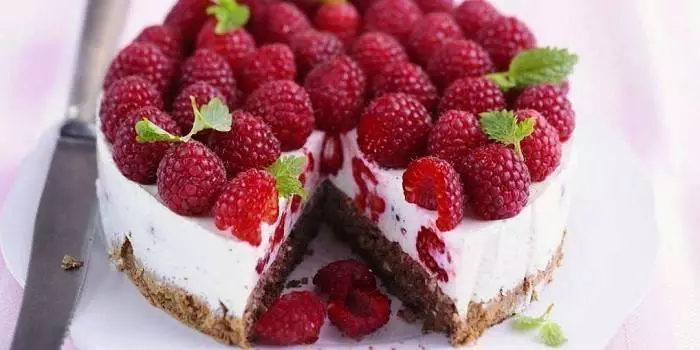 Cake with frozen or fresh berries - how to cook cakes, cream and decorate beautifully