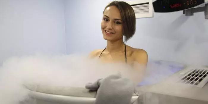 Yarinya a cikin cryosauna