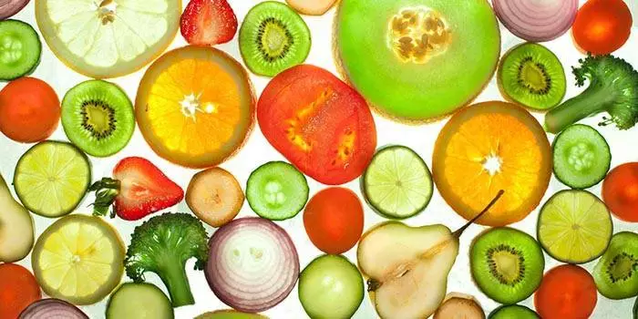 Нарізані овочі та фрукти