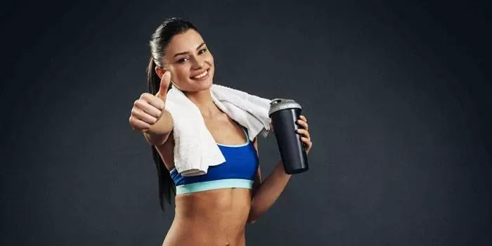 Chica con una coctelera en la mano