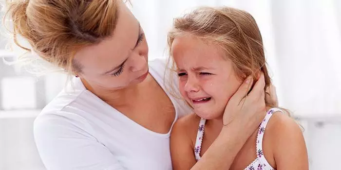Mamãe acalma uma menina chorando