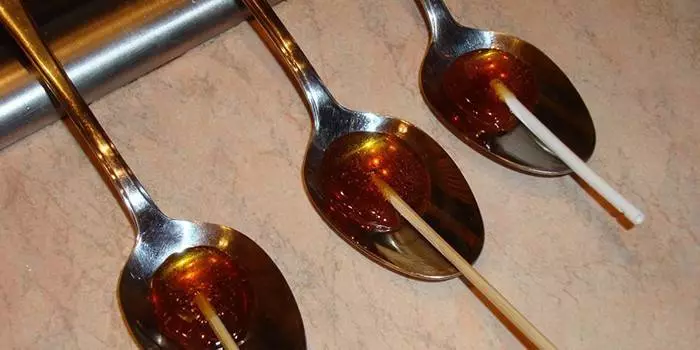 Burnt sugar in teaspoons
