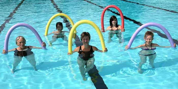 Cinco mujeres con fideos en la piscina.
