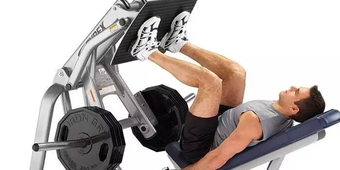 Leg press na simulátoru