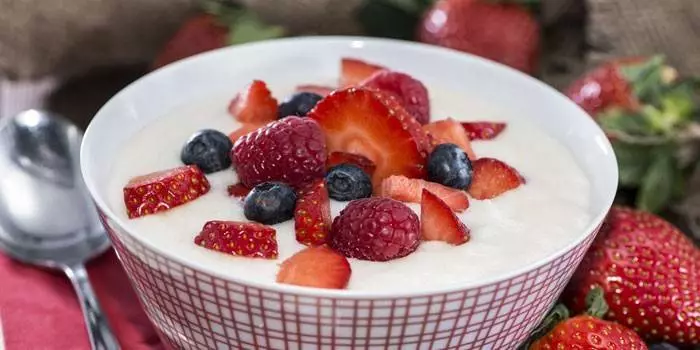 Une assiette de semoule aux fruits rouges