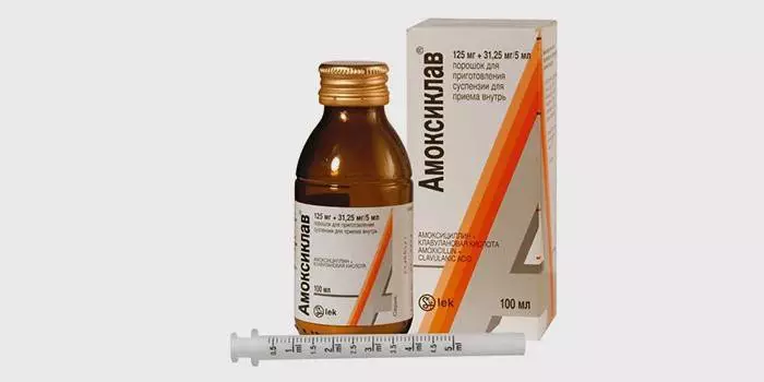 ຢາ Amoxiclav ຢູ່ໃນເຄື່ອງຫຸ້ມຫໍ່ແລະເຄື່ອງແຈກຈ່າຍ