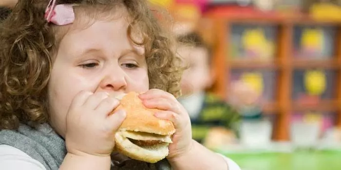 Gadis makan hamburger