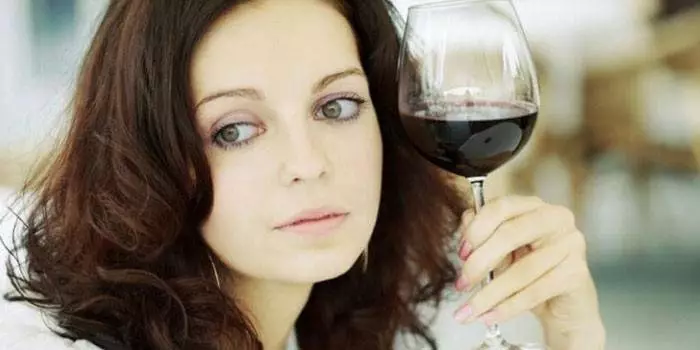 Ragazza con un bicchiere di vino