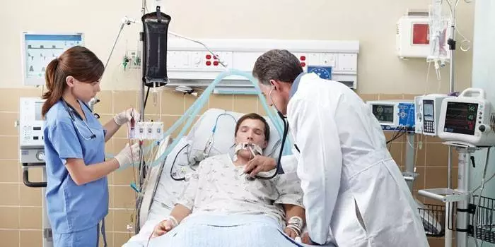 Momak na respiratoru i bolničari kraj njegovog kreveta