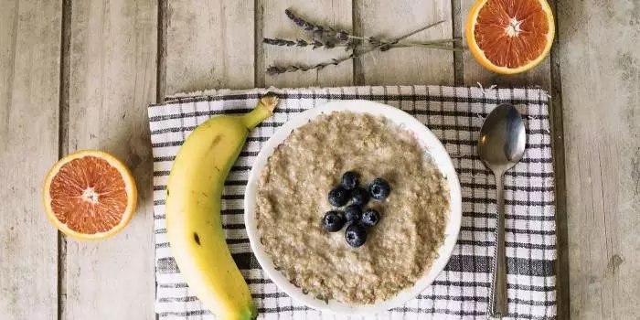 Oatmeal ati eso fun ounjẹ aarọ