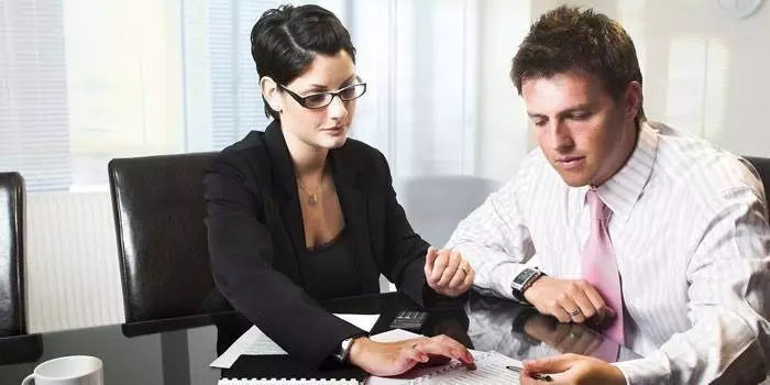 Man en vrouw op kantoor werken met documenten