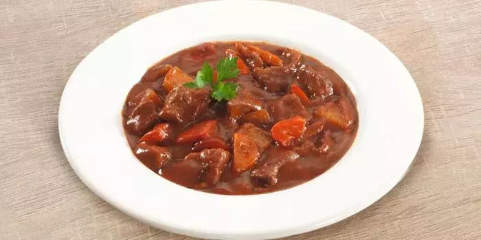 Beef goulash sa isang plato