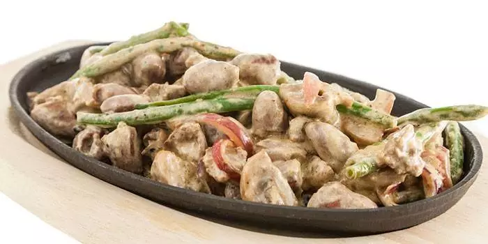 Mga pusong manok na may kabute at asparagus