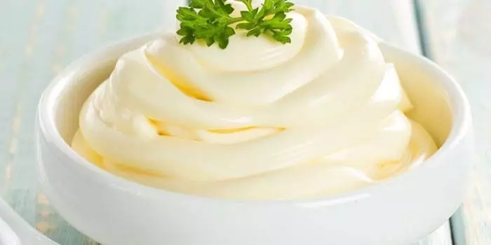 Mayonnaise នៅក្នុងចានមួយ