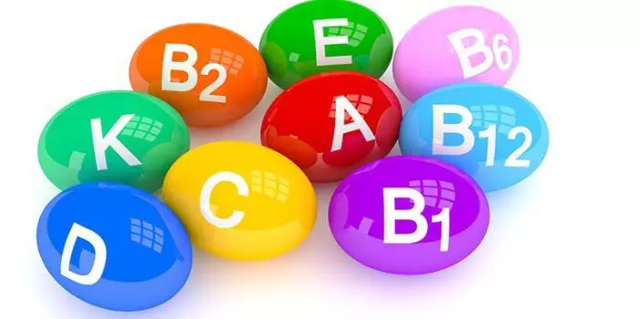 כדורים צבעוניים עם סמלים של ויטמינים ותרופות