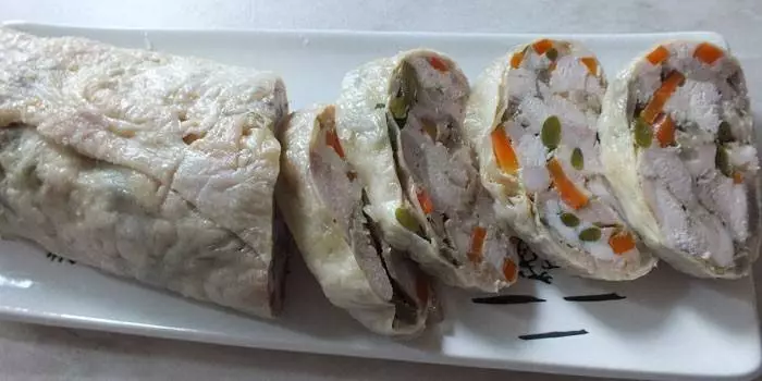 Gulungan ayam panggang foil dengan sayuran