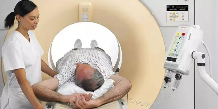 એક માણસ MRI મેળવે છે