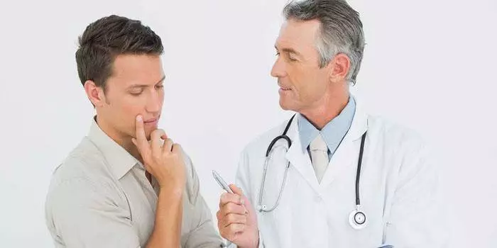 Lekarz konsultuje się z pacjentem