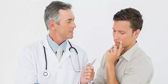 גבר מתייעץ עם רופא