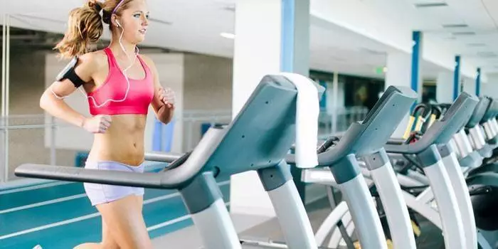 Meisje op in treadmill