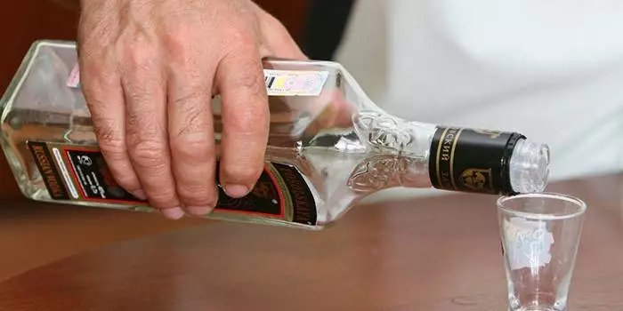 Monna o tšela vodka ka botlolong ka khalase