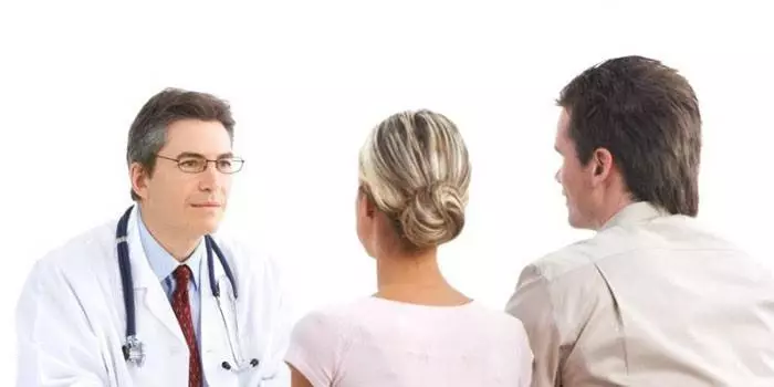Мъж и жена на среща с лекаря