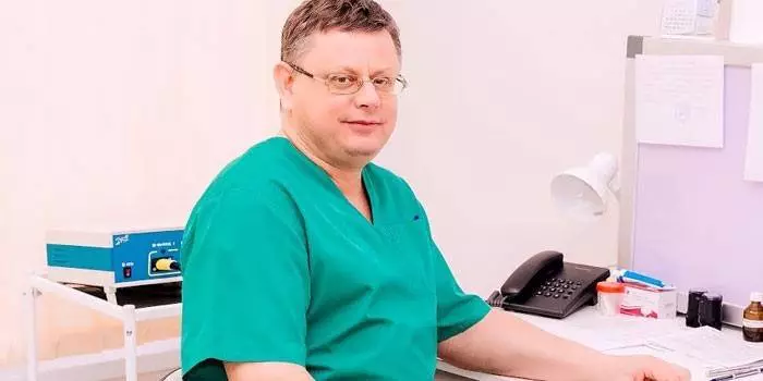 Moški zdravnik pri delu