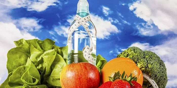 سبزیجات ، میوه ها و یک بطری آب
