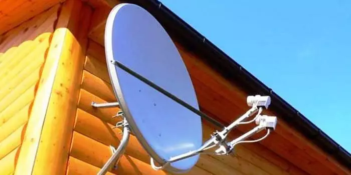 Сателитска антена на зиду приватне куће