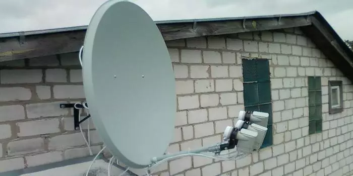 Satellit -tv -antenne derhjemme