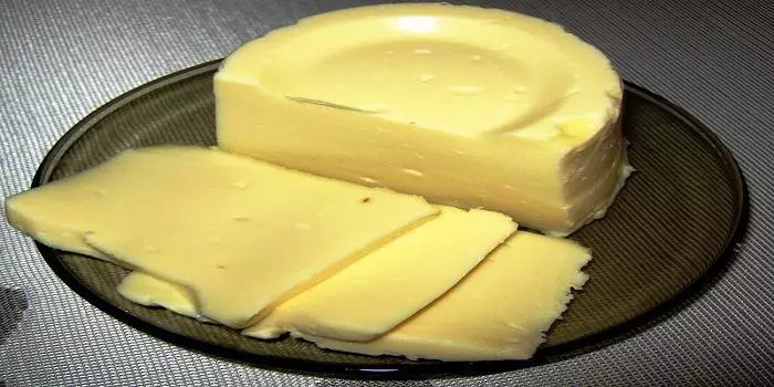 Hemlagad ost på en tallrik