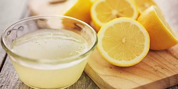 Ihe ọ Lemụ Lemụ lemon n'ime nnukwu efere na ọkara ọkara lemons