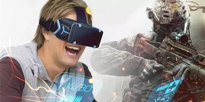 Guy sa virtual reality baso na naglalaro ng laro sa computer