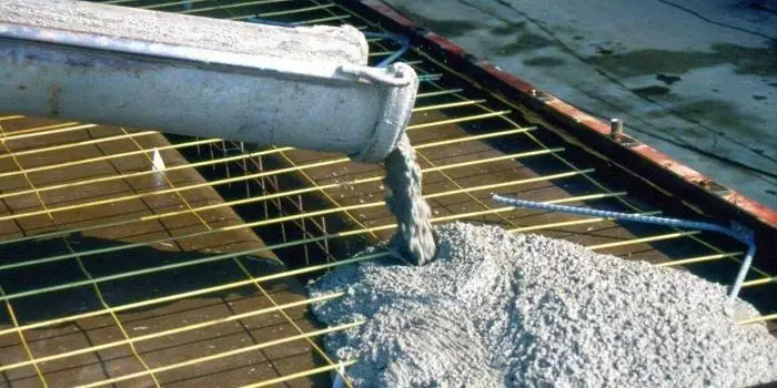 Изливане на бетонна смес върху армировката