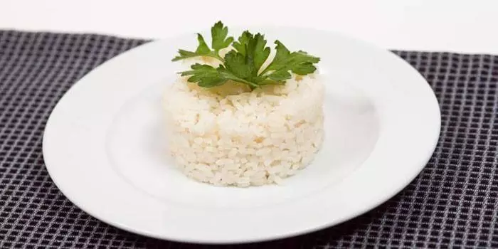 Vařená rýže na talíři