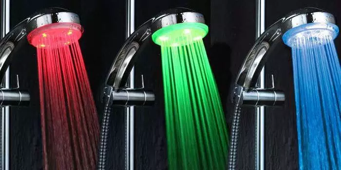 LED yşyklandyryjy bilen duş kelleleri