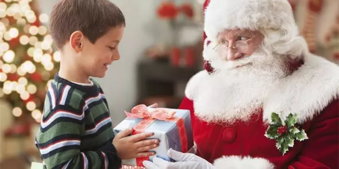 산타클로스는 소년에게 새해 선물을 준다