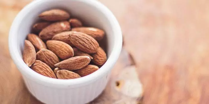 Almonds a cikin kwano