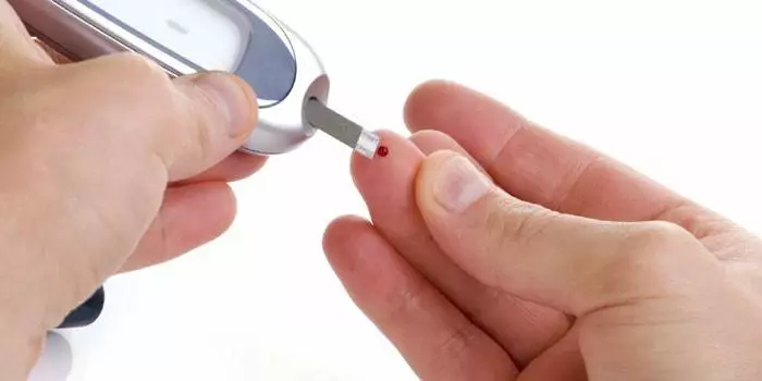 Mengukur gula darah dengan glukometer